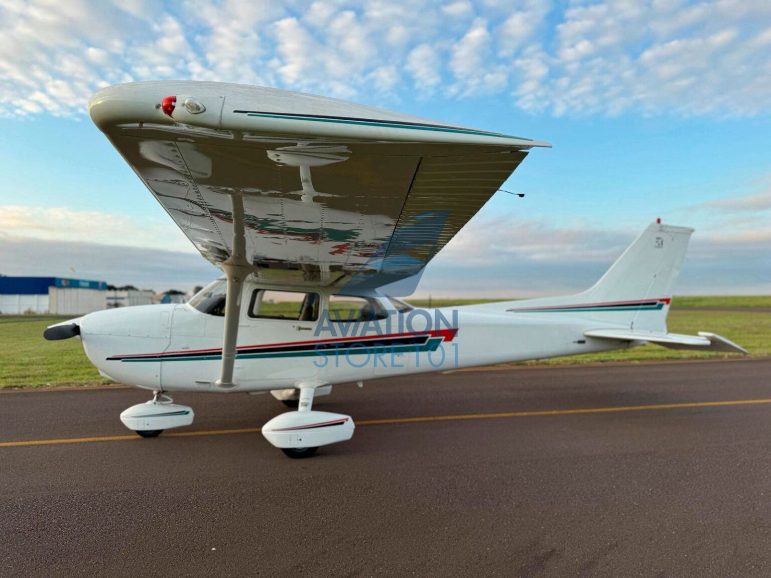 Avião Cessna 172R Skyhawk- Ano 2002 - 1.480 H.T. - Aviation Store 101